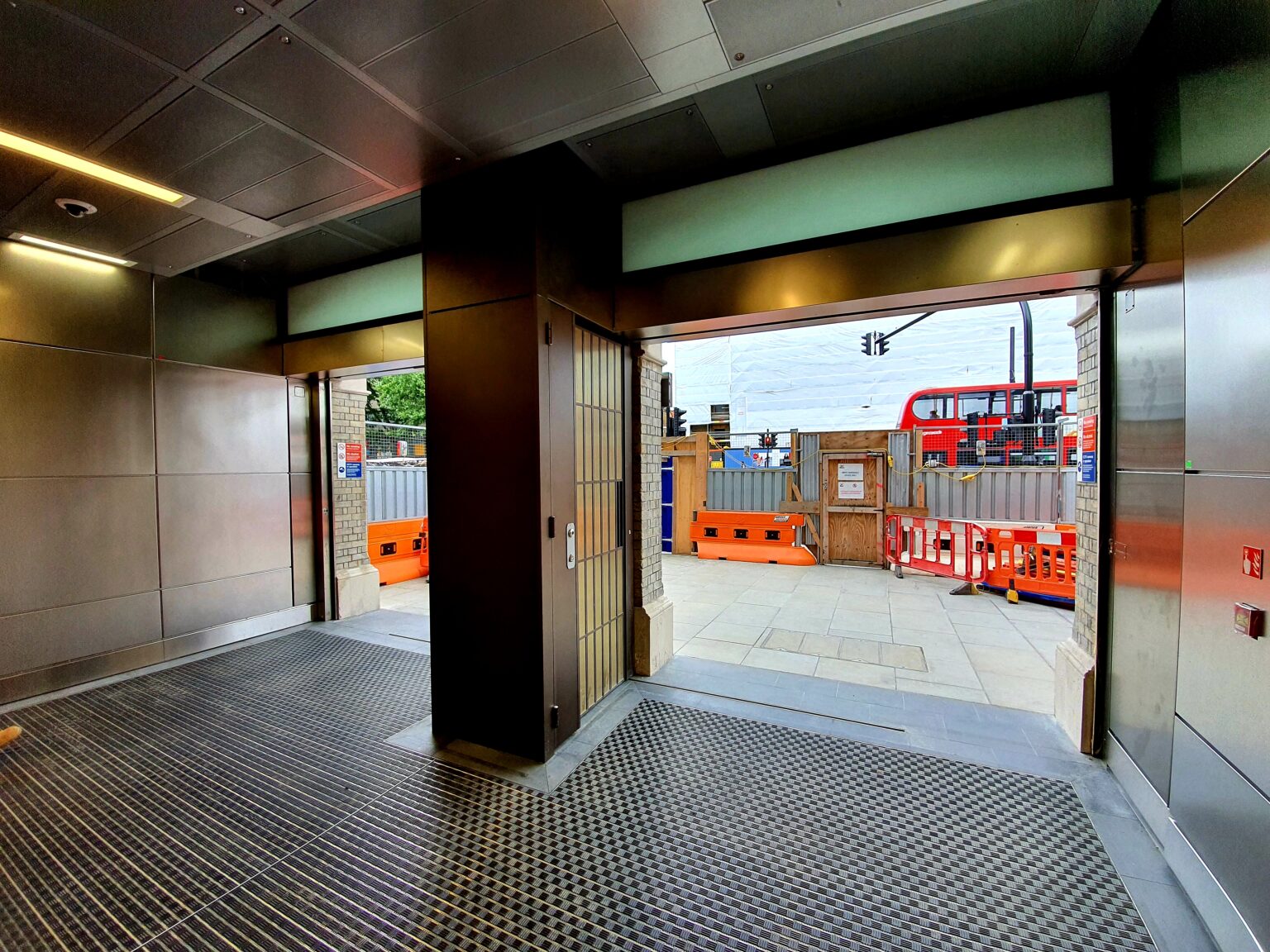 Jewers Make an Entrance with Security Gates | Railway-News