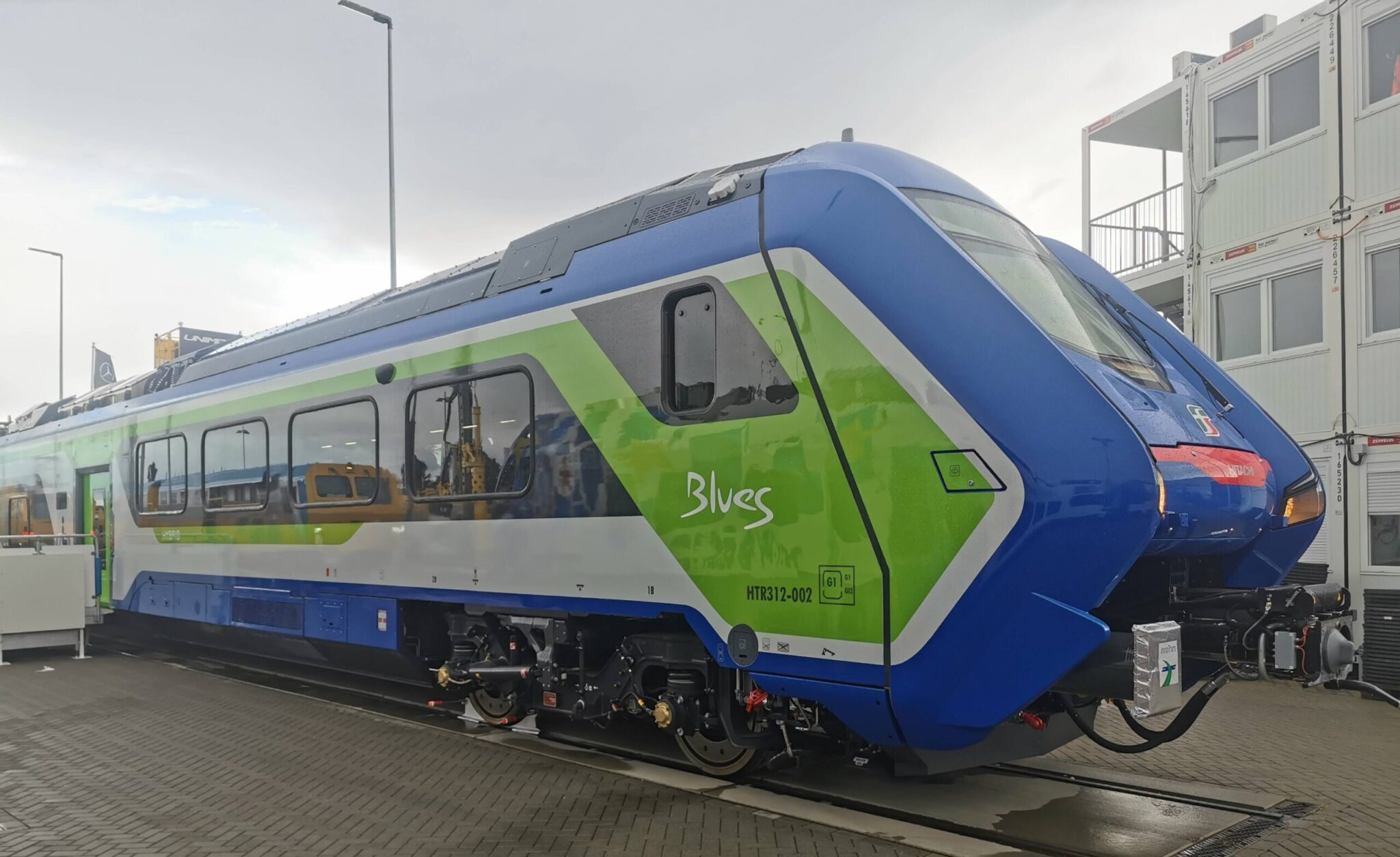 InnoTrans: Hitachi and Trenitalia Unveil Battery Hybrid Blues Train ...