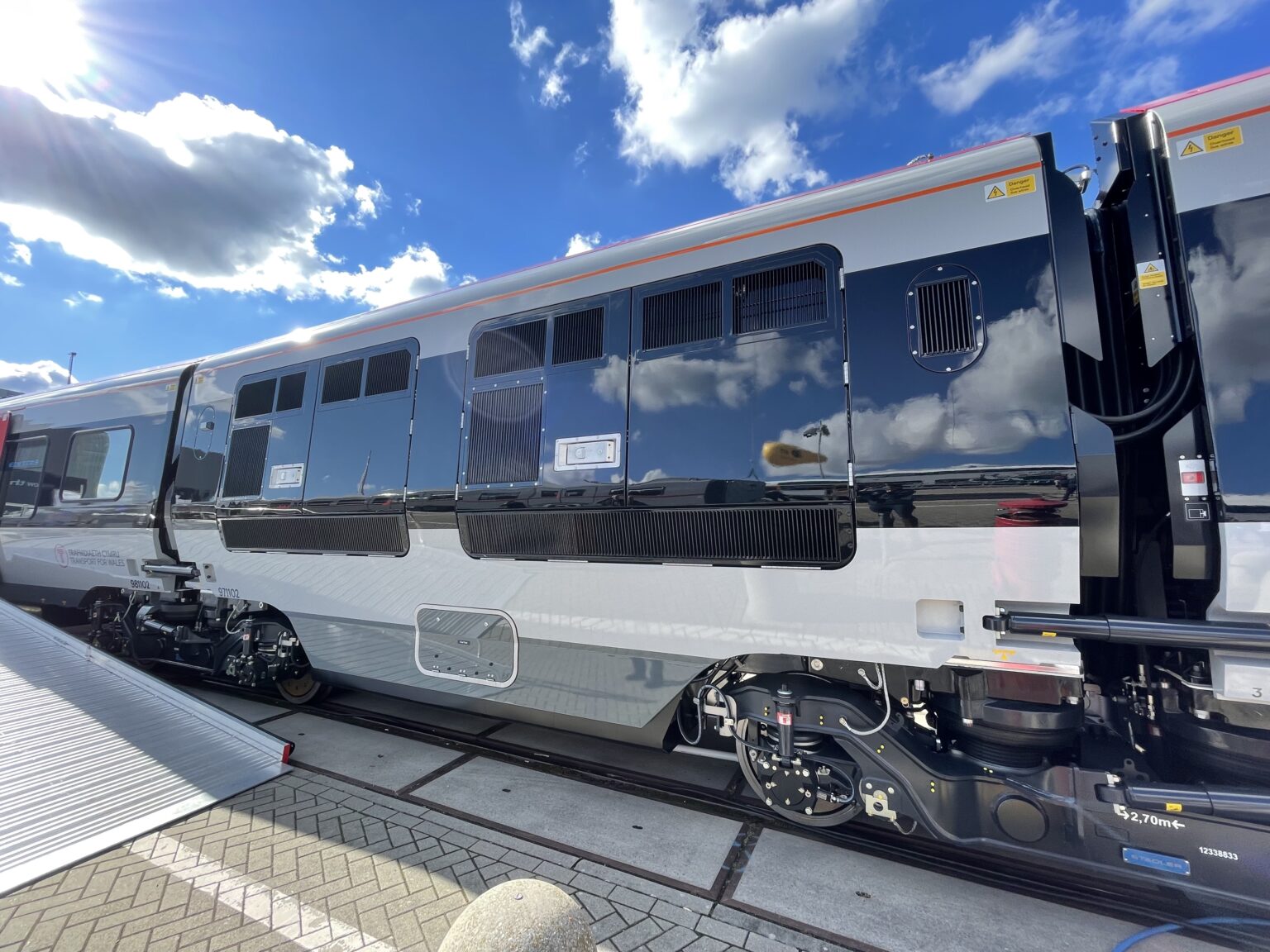 IN PICTURES: Stadler Presents New FLIRT Tri-Mode and CITYLINK Tram ...