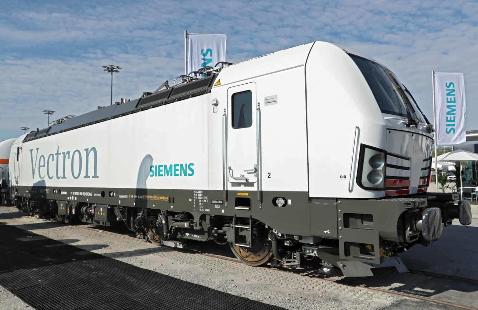 FS Italiane Group Orders 40 Siemens Mobility Vectron Locomotives ...