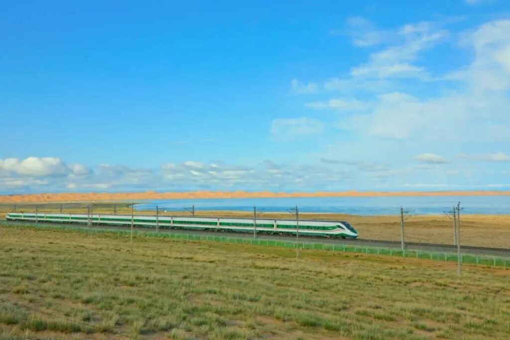 China: CRRC CR EMU Commences Service on the Qinghai-Tibet Railway ...