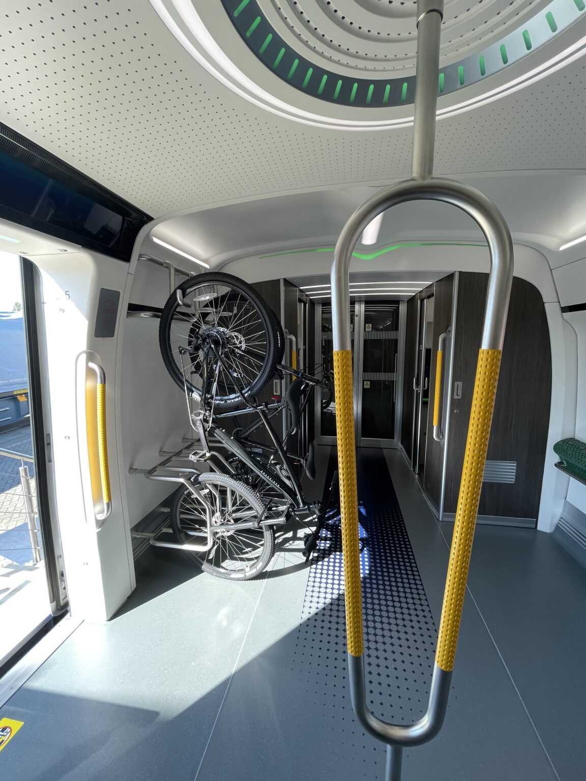 InnoTrans IN PICTURES: China's Hydrogen High-Speed Train | Railway-News