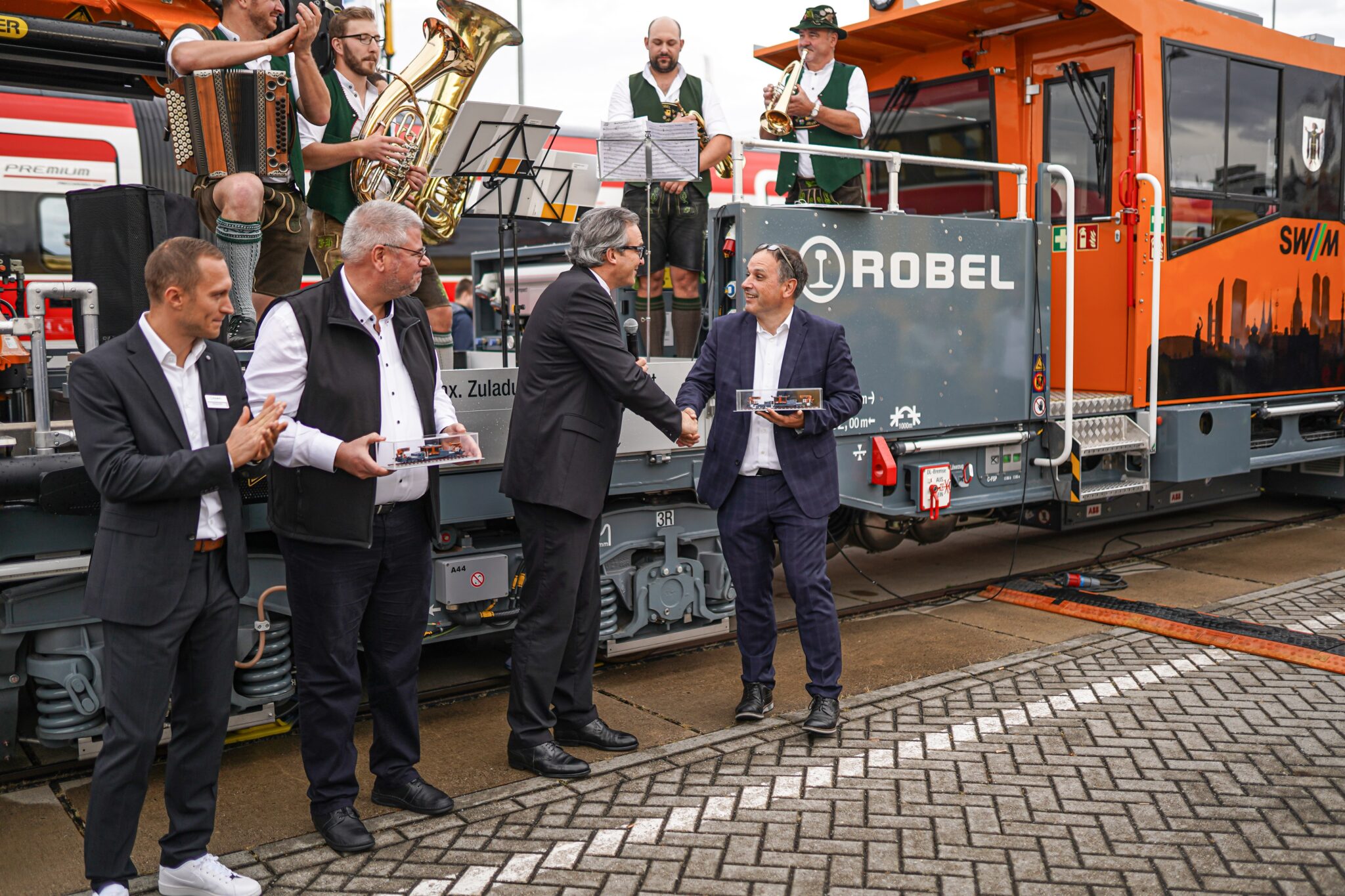 Robel Hands Over 1st Hybrid Rail Vehicle to Stadtwerke München
