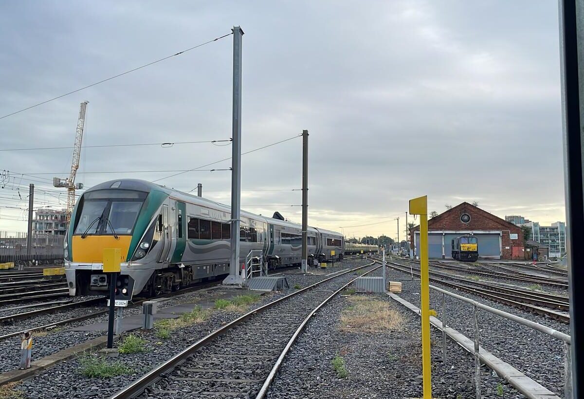 World Premiere: Alstom Hydrogen Shunting Locomotive Debuts in ...