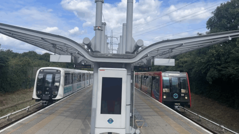 Hitachi Rail Equips New DLR Fleet with CBTC Technology | Railway-News